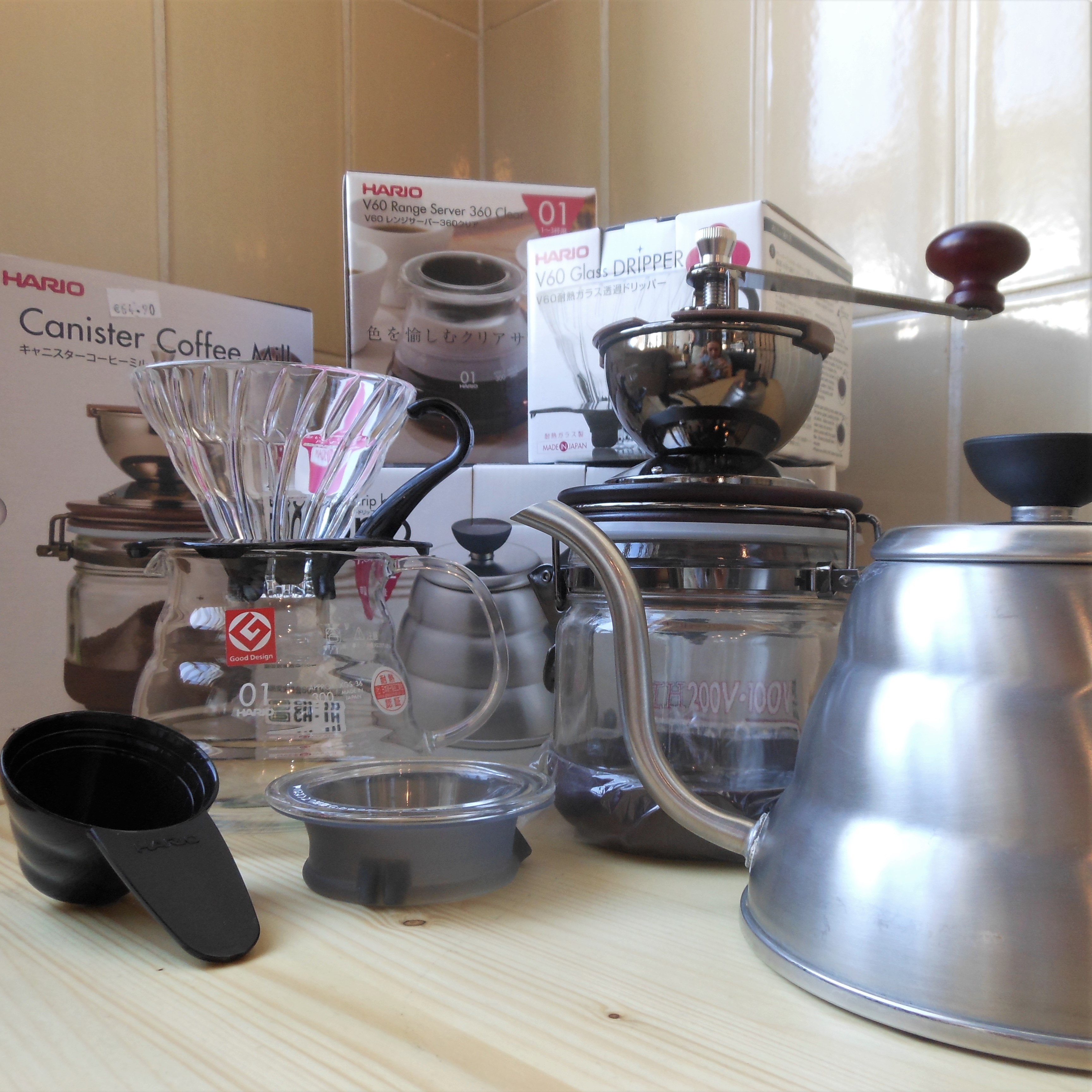 Hario Kaffeefilterhalter V60, Kaffeekanne aus Glas und Wasserkessel ...